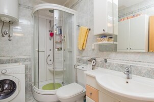Apartamento (Two Bedroom Apartment with Balcony) | Banheiro | Chuveiro, toalhas de banho