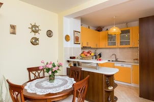 Apartamento (Two Bedroom Apartment with Balcony) | Sala de estar | TV 25 polegadas com canais a cabo