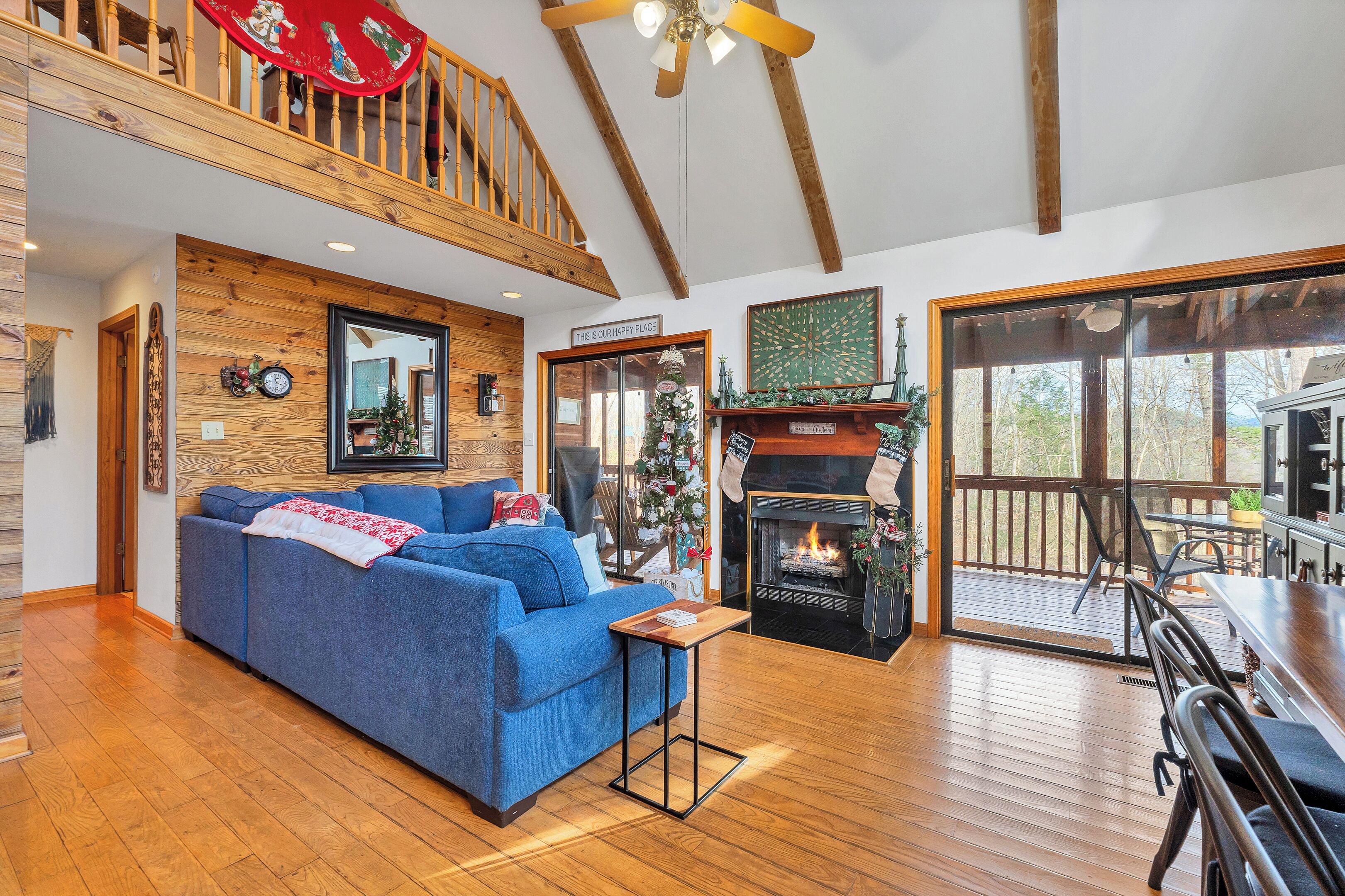 Cozy Mountain Home ! This Home Is Elderly Friendly. Has Nature At Your Back Door - Townsend, TN