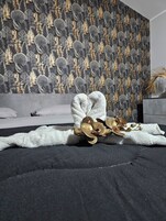 Quarto Duplo ou Twin Deluxe, 1 quarto, casa de banho anexa, vista para a montanha | Com mobília individualizada, secretária, Wi-fi grátis