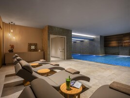 Piscina interna, piscina externa sazonal, guarda-sóis, espreguiçadeiras