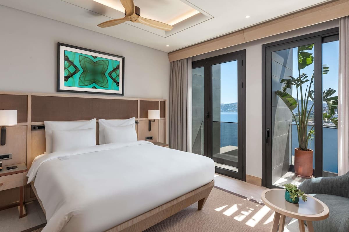 Suíte júnior, 1 cama King, vista para o mar | Roupas de cama premium, edredons de pluma, frigobar, cofres nos quartos