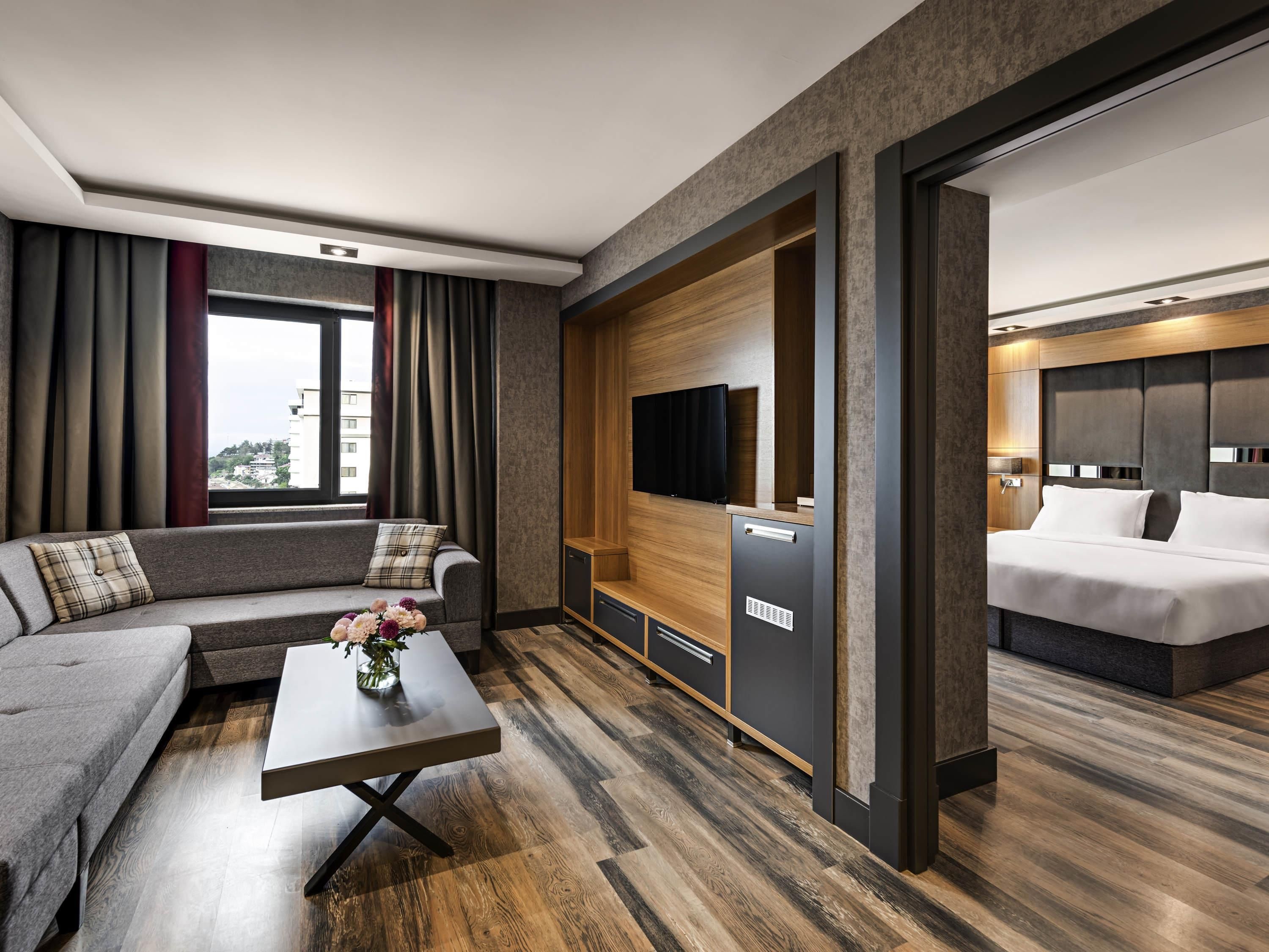 Suite Júnior, várias camas, vista parcial para o mar | Minibar, cofre no quarto, secretária, quartos insonorizados 