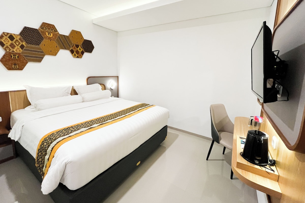 Quarto Deluxe | Roupa de alta qualidade, secretária