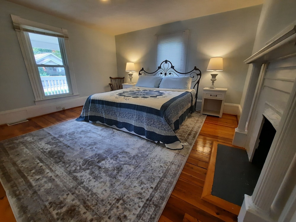 120 Year Old Home Located In The Heart Of Mayberry And The Yadkin Wine Valley - Mount Airy, NC
