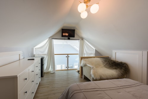 Pond Front Coastal Chic - Oak Bluffs Ma - Oak Bluffs, MA