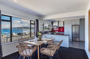 Apartamento Deluxe | Cozinha privada | Um frigorífico/congelador grande, um micro-ondas, um forno 