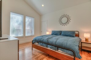 Casa, várias camas (Kinglet - Unit 24) | 5 quartos, com decoração personalizada, com mobília individualizada 