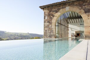 Piscina interna, piscina externa, guarda-sóis, espreguiçadeiras