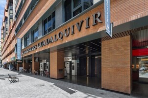 Um edifício com uma placa que diz "EUROQUIVIR".