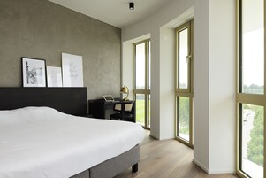 Quarto Duplo Superior | Minibar, cofre no quarto, secretária