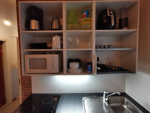 Apartamento | Cozinha privada | Geladeira, micro-ondas, fogão, cooktop