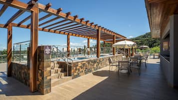 Piscina interior, piscina exterior, guarda-sóis, espreguiçadeiras