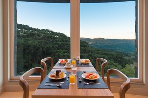 Café da manhã com buffet grátis todos os dias