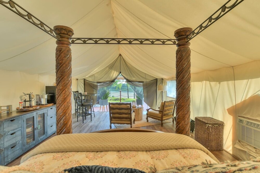 Two Lakefront Yurts Hot Tubs, Kayaks, Dog Friendly - Spicewood, TX