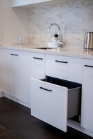 Frigobar, micro-ondas, cooktop, lava-louças