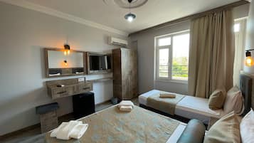 Quarto triplo standard | Wi-Fi de cortesia, roupa de cama