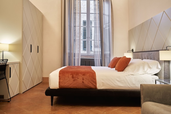 Quarto Deluxe | Roupa de alta qualidade, cofre com capacidade para portátil