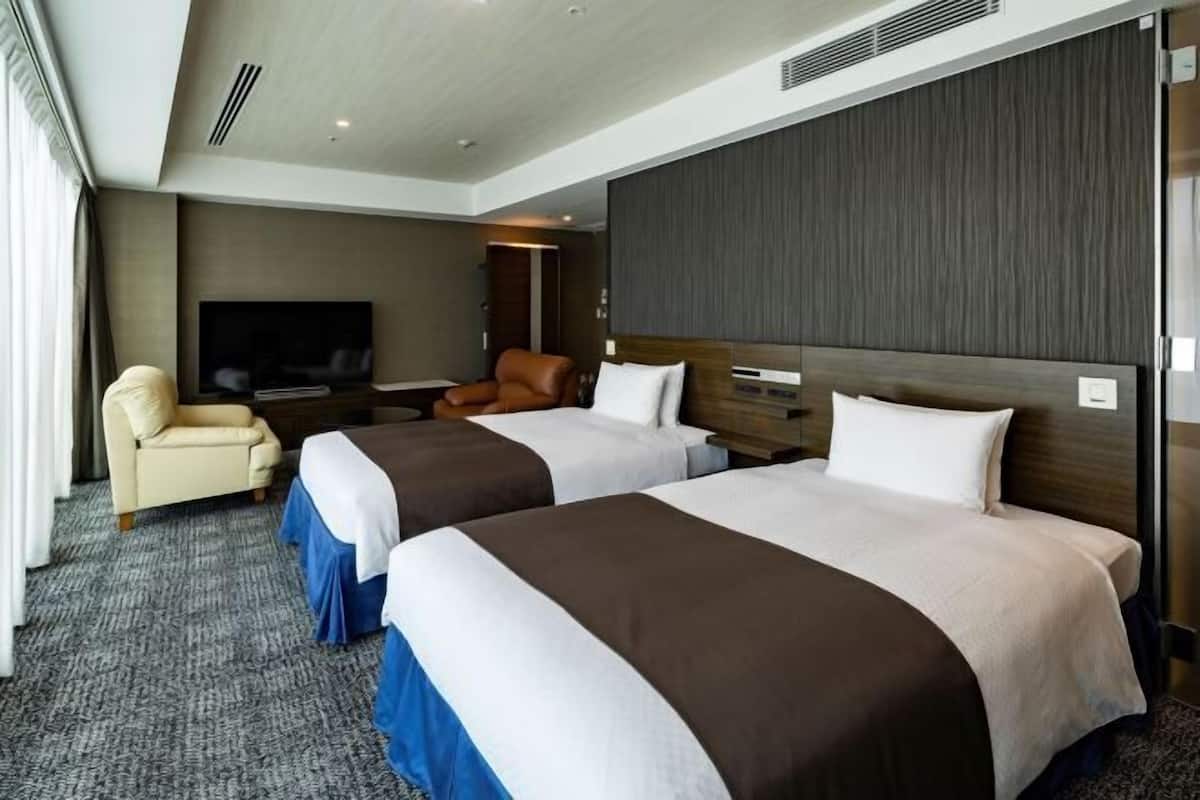 Edredons de pluma, escrivaninha, espaço de trabalho para notebook