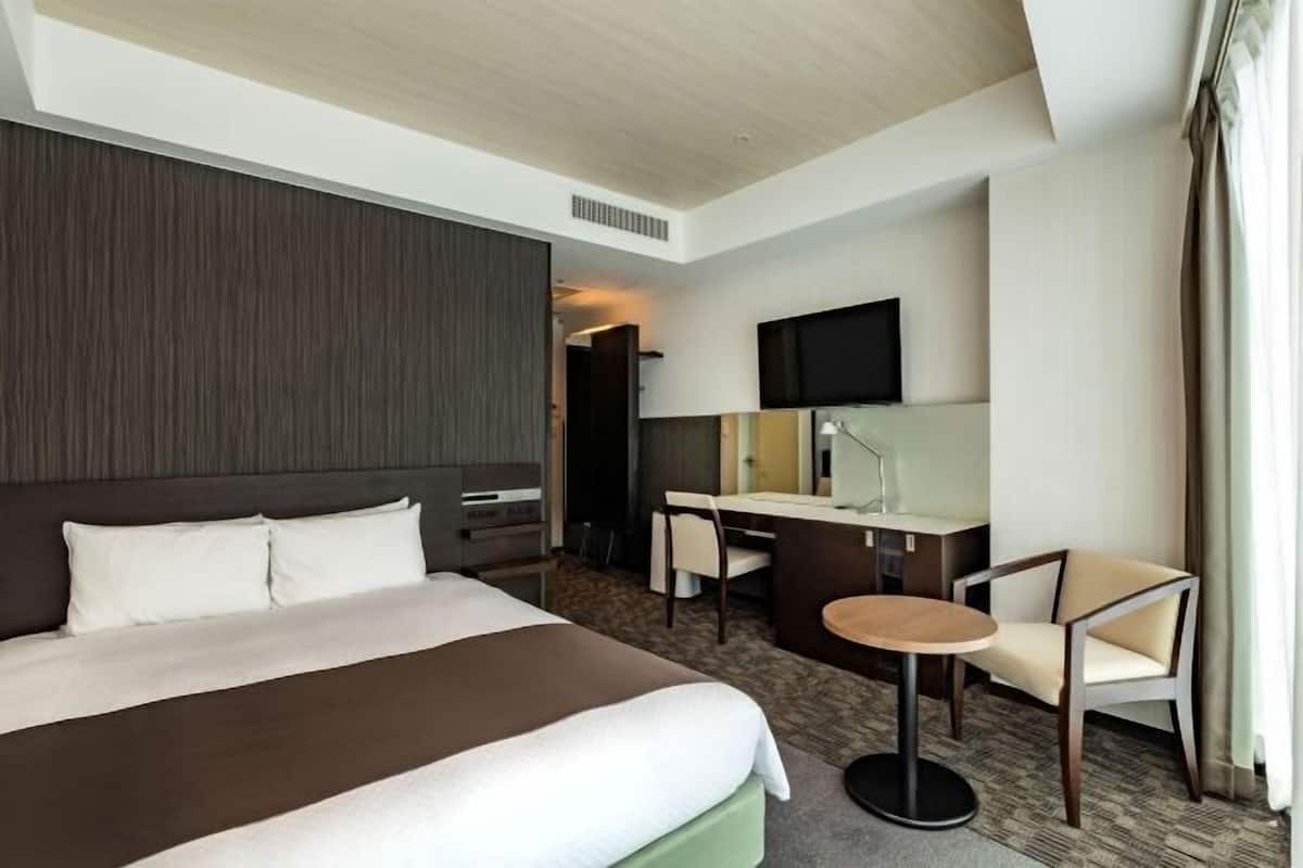 Edredons de pluma, escrivaninha, espaço de trabalho para notebook