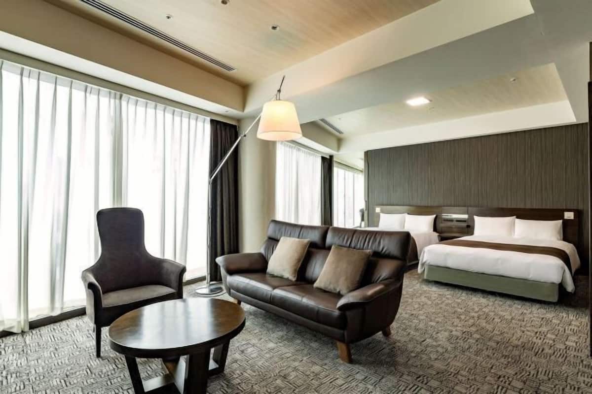 Edredons de pluma, escrivaninha, espaço de trabalho para notebook