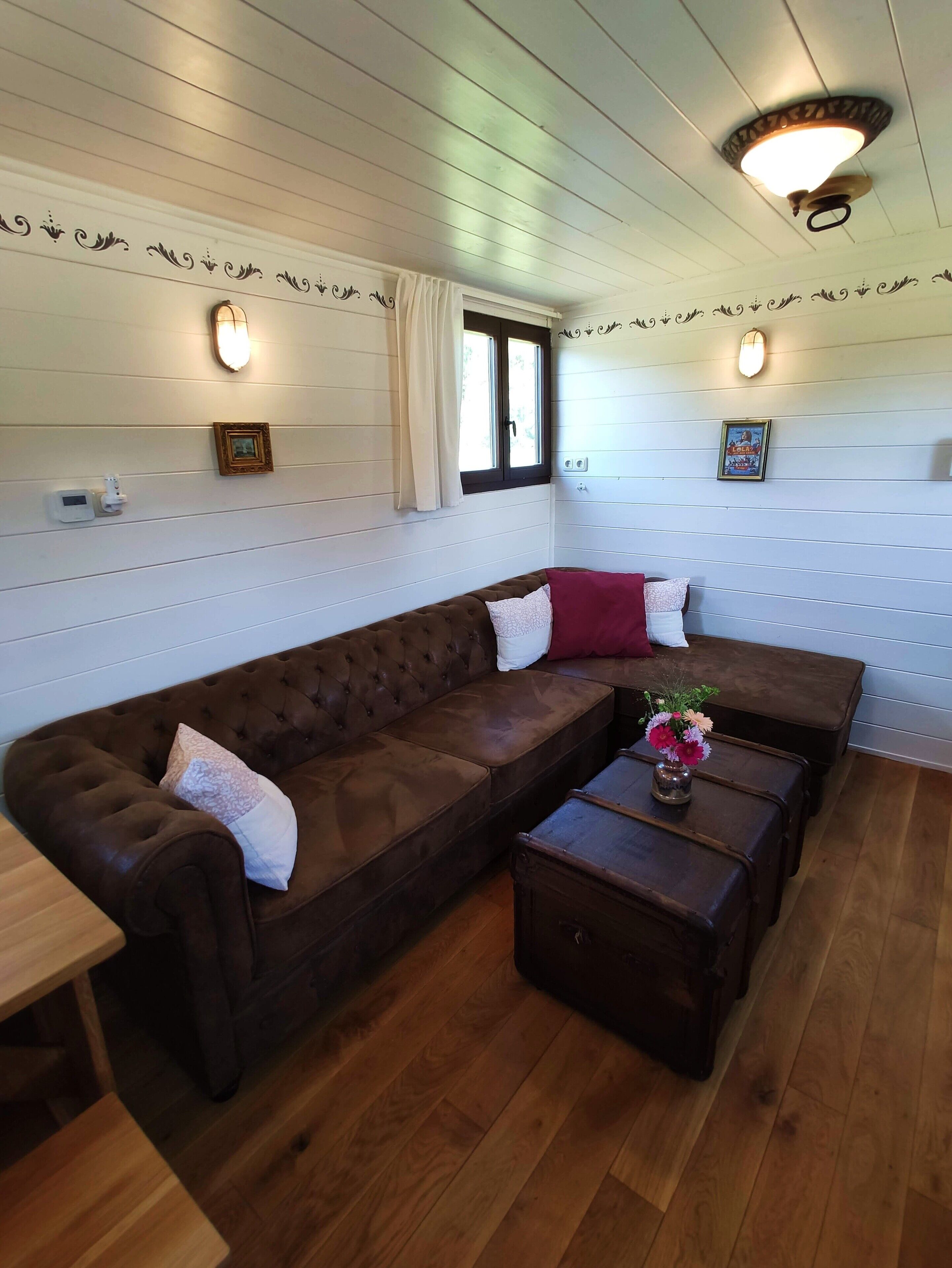 Filmschiff Erbse - "Das Außergewöhnliche Hausboot Auf Der Wiese" - Nordheim am Main