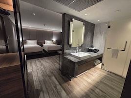 Quarto duplo superior | Banheiro | Chuveiro, chuveiro com efeito de chuva, produtos de toalete de grife 