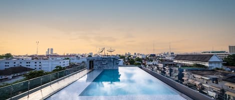 Piscina externa, espreguiçadeiras