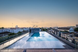 Piscina externa, espreguiçadeiras