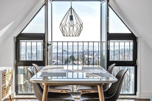 Penthouse Deluxe, casa de banho privativa, vista para o mar | Restaurantes