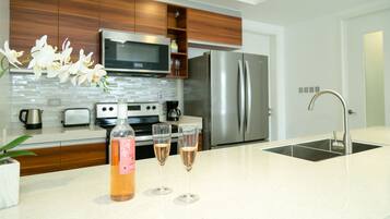 Apartamento de Luxo | Cozinha privada | Um frigorífico, um micro-ondas, uma placa de cozinha