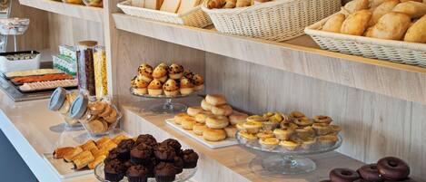 Café da manhã com buffet todos os dias (EUR 8 por pessoa)