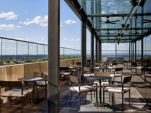 Café da manhã com buffet todos os dias (AUD 33 por pessoa) 