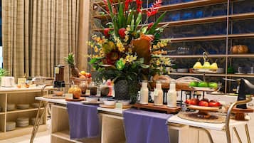 Café da manhã com buffet grátis todos os dias