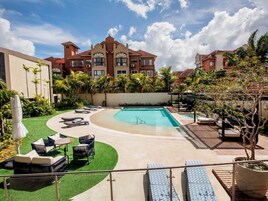 Piscina externa, funciona das 8h às 23h, barracas de cortesia