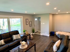 Casa com design assinado | Área de estar | TV de tela plana 50 polegadas com canais a cabo, TV