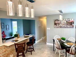 Casa com design assinado | Área de estar | TV de tela plana 50 polegadas com canais a cabo, TV