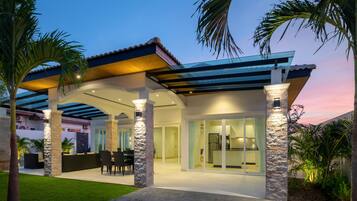 Fachada do alojamento (tarde/noite)