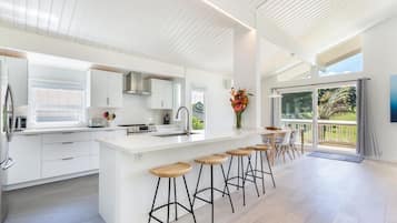 Casa, 4 quartos | Cozinha privada | Um frigorífico, um forno, uma cafeteira/bule