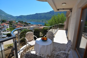 Apartamento luxo, 2 quartos, vista para o mar | Terraço/pátio