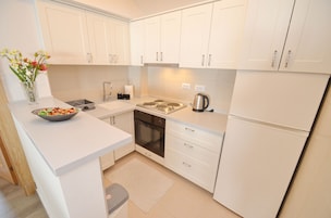 Apartamento standard | Cozinha privada | Geladeira, cooktop, talheres/pratos/utensílios de cozinha