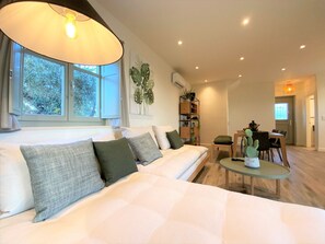 Vila luxo, 2 quartos, vista para a piscina | Área de estar | TV de tela plana