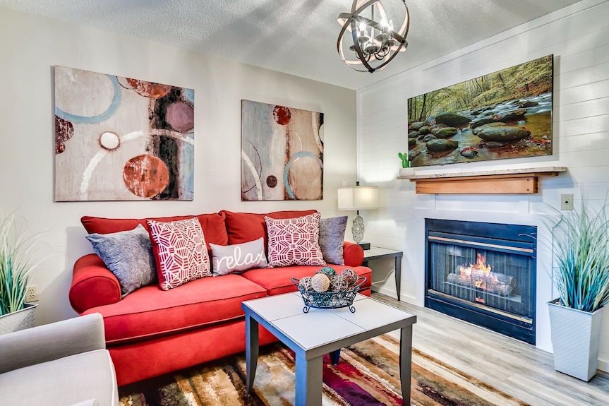 New Listing!! Enjoy Downtown Gatlinburg At Laurel Inn. A Simple Retreat. - Tennessee