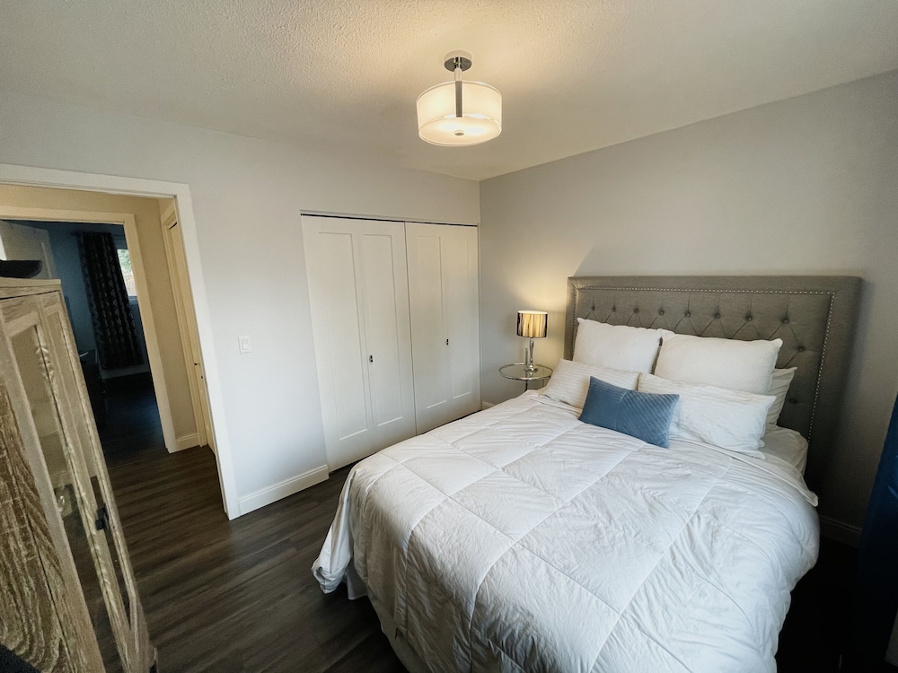 Backyard Paradise - Hot Tub- Yard- 5bed+3bath ( Licensed). - Kelowna