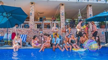 Piscina exterior, espreguiçadeiras
