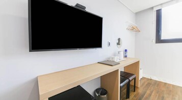 Double Twin Room | Edredons de pluma, espaço de trabalho para notebook, Wi-Fi de cortesia