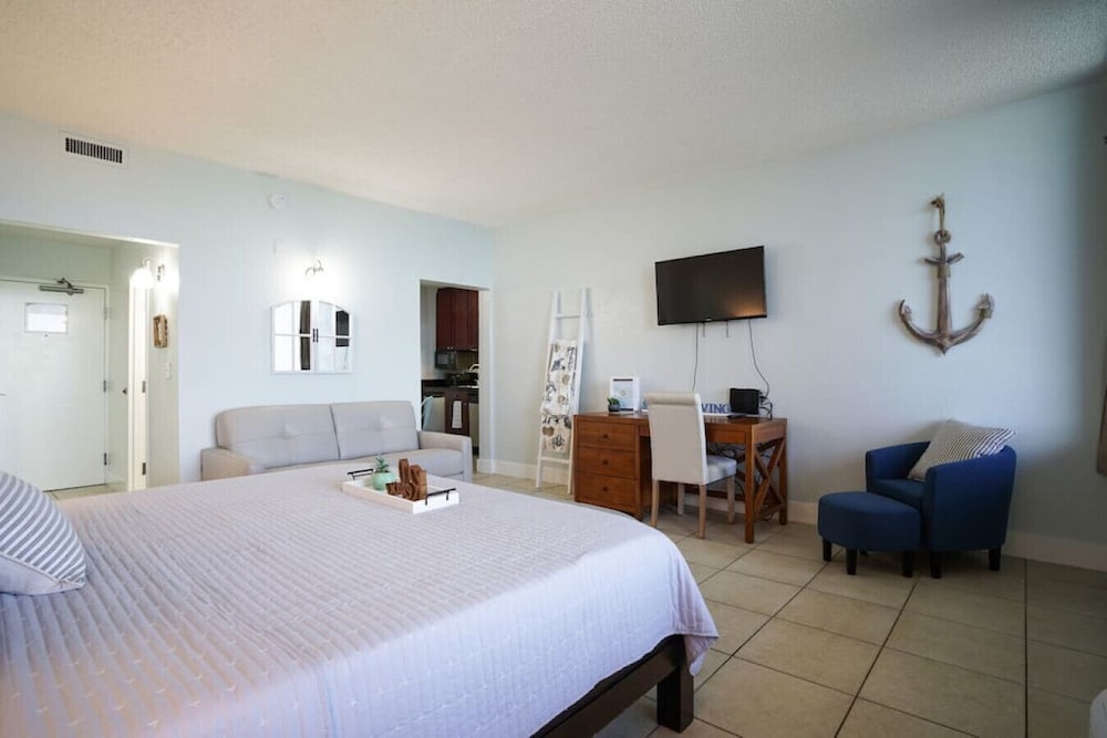 U409 Sun Rising- Balcony Waterview- Self Check In- Private Beach Resort - Apollo Beach, FL