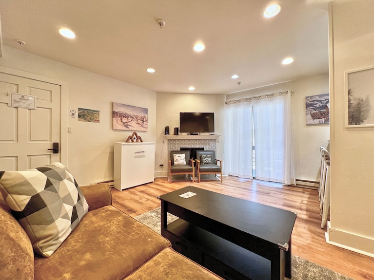 Base-area 1 Bedroom | Steps From All The Action! - 克雷斯特德比特