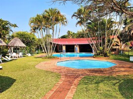 Piscina exterior, espreguiçadeiras 