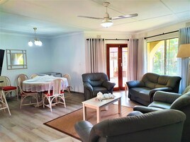 Chalé, 3 quartos, 2 casas de banho | Sala de estar | Televisor de 30 polegadas com canais via satélite 